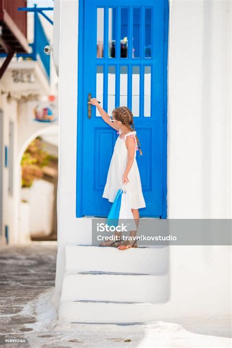 미코노스에 전형적인 그리스 전통 마을의 거리에서 아름 다운 여자 거리에 대한 스톡 사진 및 기타 이미지 거리 관광 그리스 Istock