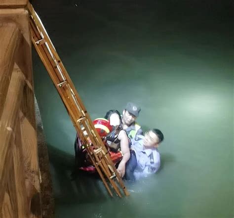 紧急救援！深夜一名女子跳入河中，他们奋不顾身