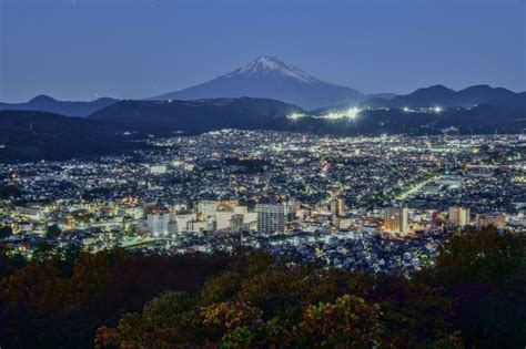 秦野市の夜景と富士山 風とこだま