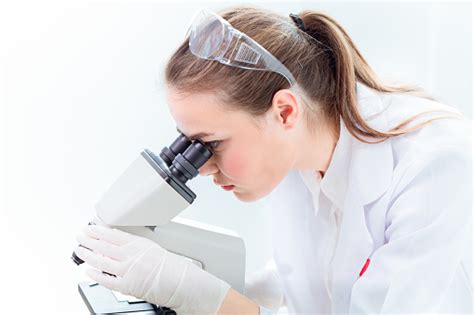 아름 다운 과학자 의료 실험실 화이트 깨끗 한 음색에 현미경 작업 Stem 주제에 대한 스톡 사진 및 기타 이미지 Stem