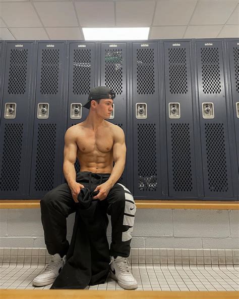 “Shower interlude” … : r/menslockerroom