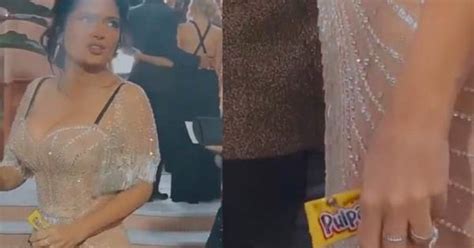 Salma Hayek causa revuelo con Pulparindo y mazapán que le regalaron en