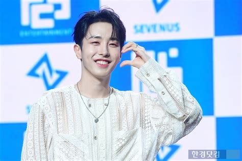 세븐어스 희재 멋진 미소로 볼하트~ 한국경제