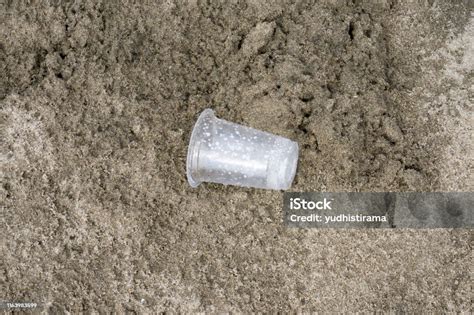 큰 도시의 해변에 쓰레기를 유출 빈 사용 더러운 플라스틱 병 어린이 플라스틱 장난감 더러운 바다 모래 해안 흑해 환경 오염 생태학적 문제 움직이는 파도 0명에 대한 스톡