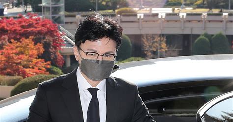 검은 리본 패용하고 출근하는 한동훈 장관