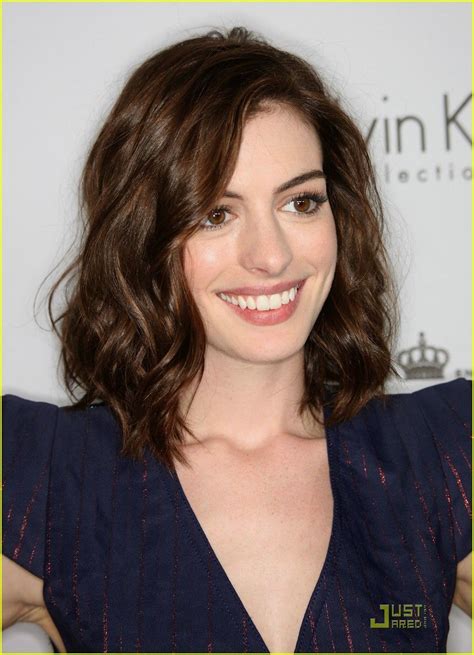 Wavy Angled Collarbone Skimming Anne Hathaway Anne Hathaway Lob