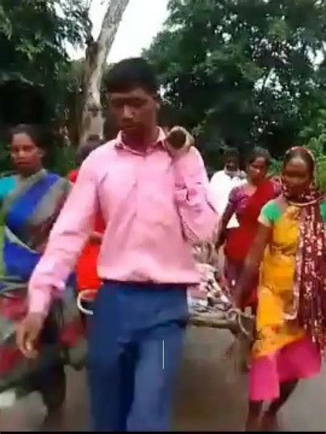 झारखंड के इस गांव में नहीं पहुंची सड़क गर्भवती महिला को खाट पर ले जाने