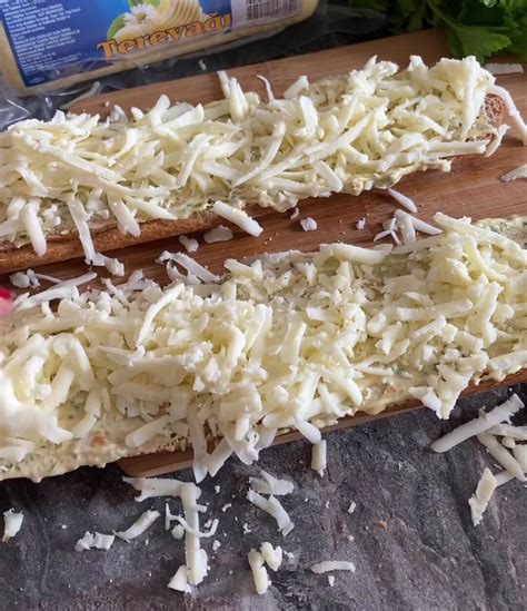 Sarımsaklı Baget Ekmek Tarifi mutfaktaki