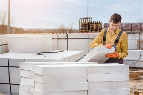 남자 계약자 건축업자는 건설 현장에 오토클레이브 폭기 콘크리트 블록 Aac를 들고 있습니다 건물 외관에 대한 스톡 사진 및 기타 이미지 Istock