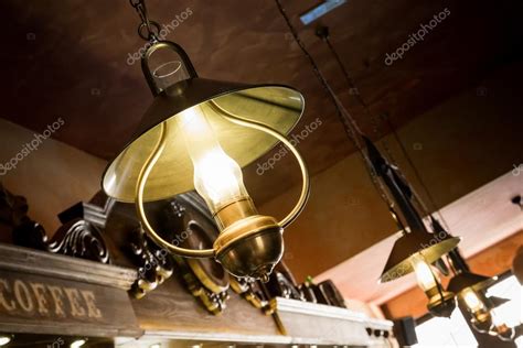 Linterna Encendida En Un Restaurante 2024