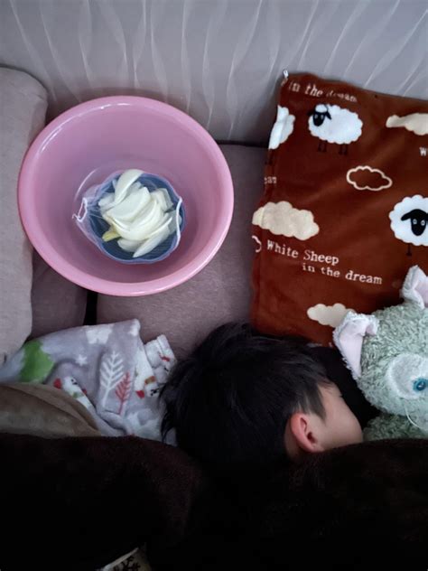 咳が酷い時に、枕元にタマネギ切ったの置いて寝ると咳が鎮まるって投稿を前に見たので真似したところ、、 めちゃくちゃ効きます！ 風邪ひくと一晩中咳