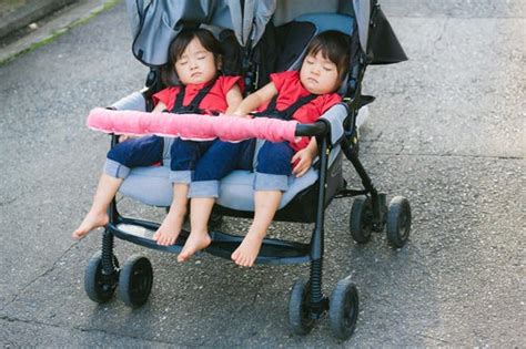 空に向かってシャボン玉を吹くツインテールの女の子の無料写真素材 Id3476｜ぱくたそ