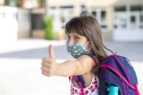 Dziewczyna Ubrana W Maskę Twarzy Podczas Epidemii Wirusa Koronnej I Grypy Zdjęcie Stock Obraz