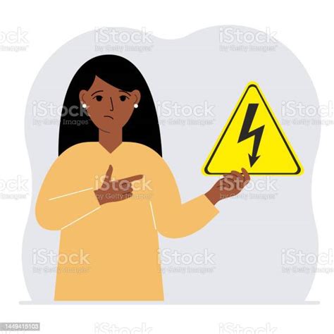 한 여성이 손에 검은 번개가 달린 노란색 삼각형 경고 표지판을 들고 있습니다 감전 또는 고전압의 위험에 대한 개념 전기 연료 및
