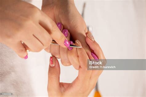살롱에서 전문가에 의해 젊은 여자 손톱 치료의 매니큐어와 손의 근접 촬영 보기 개념에 대한 스톡 사진 및 기타 이미지 개념