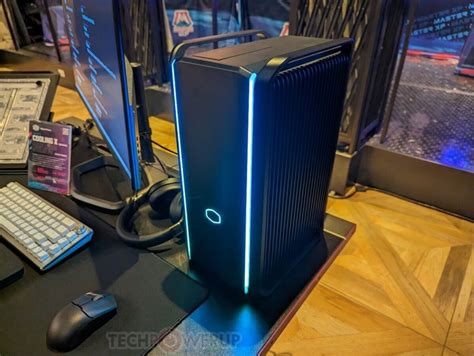 酷冷至尊 Cooling X 水冷机箱，侧面板是水箱，还集成水泵，尾部i O部署特别 发烧友