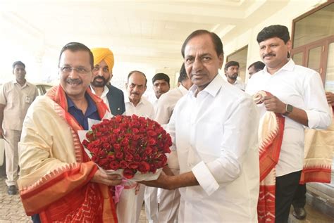 Kejriwal Vijayan Akhilesh Yadav Unite To Attend First Public Meeting