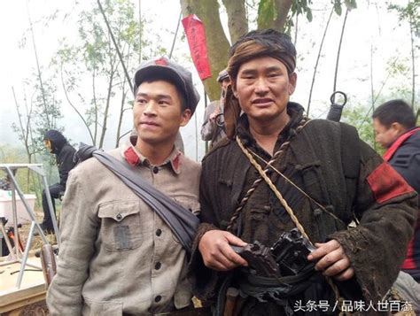 大衣哥朱之文首「觸電」扮演毛主席的警衛員，草帽姐居然扮女將軍 每日頭條