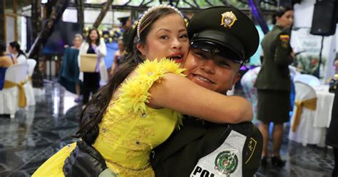 Alegría En Sus 15 Años Policía Celebra La Fiesta De 10 Jóvenes En Caldas