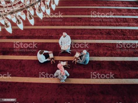 라마단의 무슬림 휴일 동안 현대 모스크에서 꾸란의 거룩한 책을 읽는 무슬림 그룹 Eid Mubarak에 대한 스톡 사진 및 기타