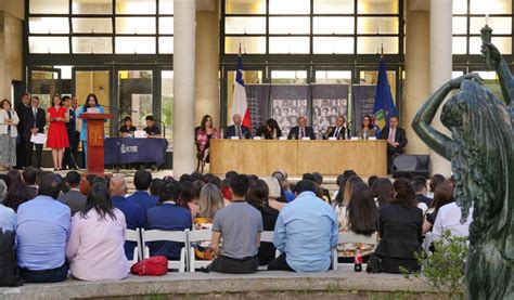 Generación de estudiantes celebra por primera vez su ceremonia de egreso en edificio de Pío Nono