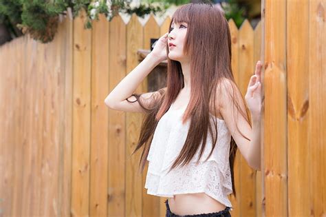 Asia Wanita Model Rambut Panjang Berambut Cokelat Atasan Putih