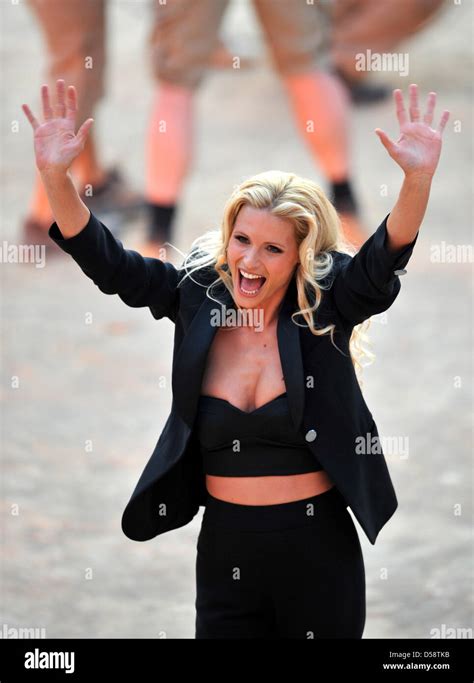 Moderatorin Michelle Hunziker begrüßt am Sonntag 23 05 2010 während