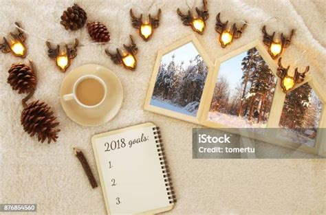 아늑하고 따뜻한 모피 카페트 위에 집 모양 나무 사진 프레임 노트북 최고 보기 2018 목표 목록 0명에 대한 스톡 사진 및