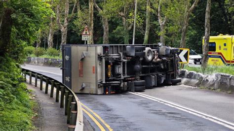 貨車清水灣道撞壆翻側2人傷 清水灣道往彩虹方向全線封閉 星島日報