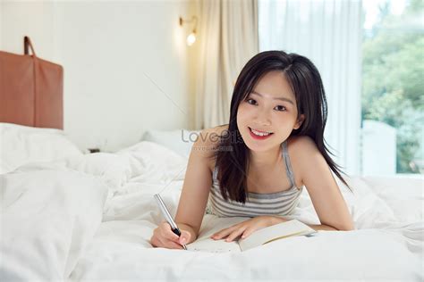 일기를 쓰고 침대에 누워있는 귀여운 소녀 사진 무료 다운로드 Lovepik