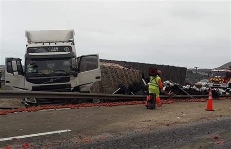 VIDEO Camión vuelca con carga de tomates en el sector El Panul de