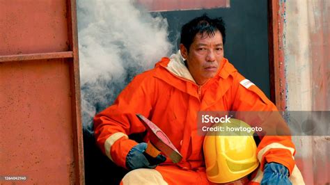 消防隊員用消防軟管化學水泡沫噴頭滅火消防員戴安全帽 身體安全西裝制服進行保護滅火滅火器救援訓練 照片檔及更多 一個人 照片 一個人 亞洲