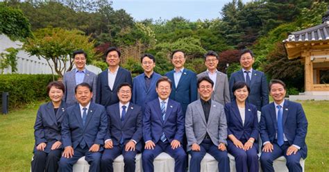 李대통령 與지도부 첫 만찬…건배사는 국민주권을 위하여