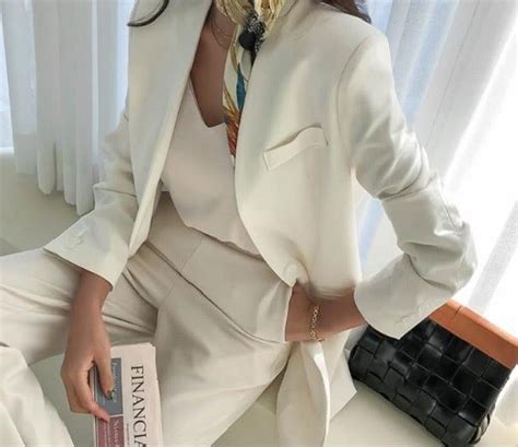 穿白色西装的女生可以这么帅？这身网红小姐姐穿搭会让你很飒
