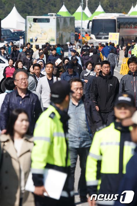 세월호 참사 연휴 맞아 안타까운 발길 뉴스1
