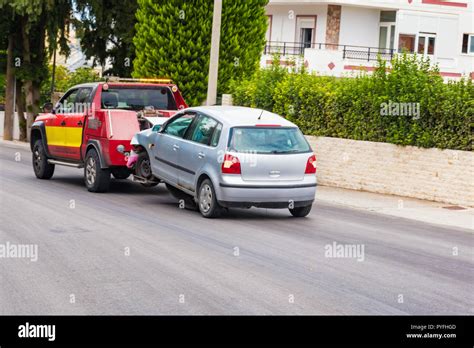 Voiture en panne d être remorqué par camion de remorquage après