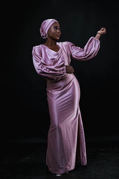 가운 격식있는 옷차림 고상한 광택이 있는 극적인 조명 꾸뛰르 럭셔리 맥시 드레스 모델 복장 부티크 분홍색 비단 새틴 성명서 세련된 스타일 스타일