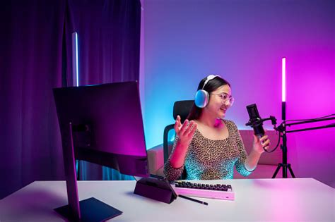 콘텐츠 제작자 여성 호스트 헤드폰과 마이크가 있는 팟캐스트 스트리밍 인터뷰 응원 게스트 대화 네온 불빛이 있는 방송 스튜디오 블로거 동기 부여 라디오 통해 음성 녹음 25