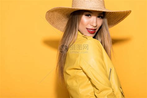 在黄色背景上装扮成草原的高清图片下载 正版图片503652437 摄图网