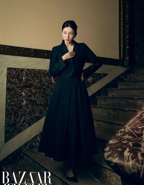 江疏影穿黑色吊带裙气质温柔 外搭小西装成熟干练 搜狐大视野 搜狐新闻