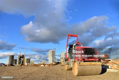 도로 작업 중에 롤러 기계를 포장합니다 포장 작업을위한 건설 현장에서 미니 도로 롤러 0명에 대한 스톡 사진 및 기타 이미지 0명 개발 거리 Istock
