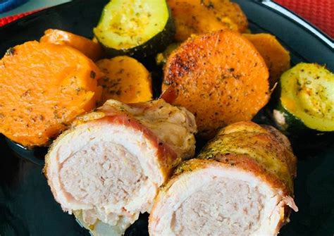 Kolbásszal töltött baconbe tekert pulykamell batátával és cukkinivel