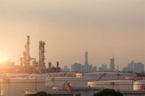 Як зниження цін на нафту впливає на економіку Росії Економіка 24