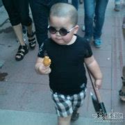 餐厅服务员故意走光恶搞客人歪果仁真的太会玩了