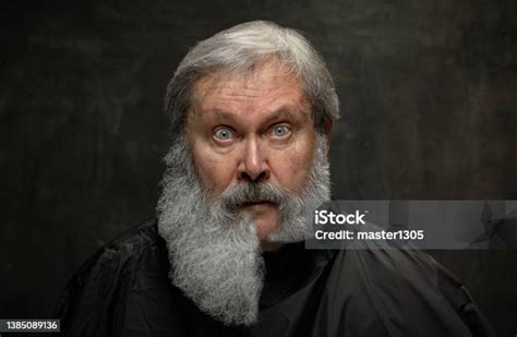 어두운 빈티지 배경에 고립 된 카메라를보고 충격 회색 수염 노인의 초상화로 만든 합성 이미지 60 64세에 대한 스톡 사진 및