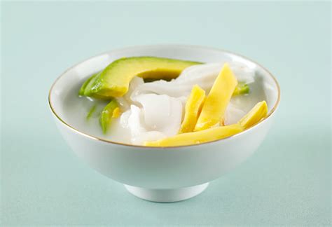에스 텔러 달콤한 코코넛 워터와 응축 우유에 열대 과일 칵테일의 전통 인도네시아 얼음 디저트 0명에 대한 스톡 사진 및 기타
