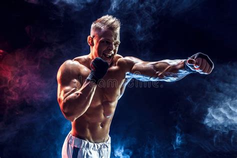 Musculoso Luchador Topless En Guantes De Boxeo Imagen De Archivo Imagen De Atractivo