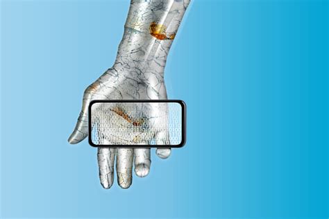 5g 미래 이미지 금속 로봇의 손바닥에 배치된 5세대 이동통신 시스템의 스마트폰 이진 코드가 화면에 표시됩니다 0명에 대한 스톡