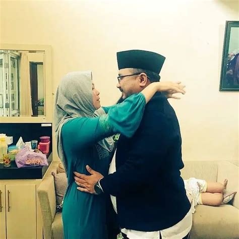 7 Potret Mesra Menteri Agama Yaqut Cholil Qoumas Dan Istri Romantis Banget Hot Liputan6