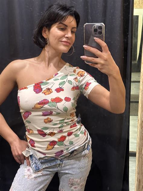 Changing Room And Seems Somebody Spying Me R Girlswithiphones